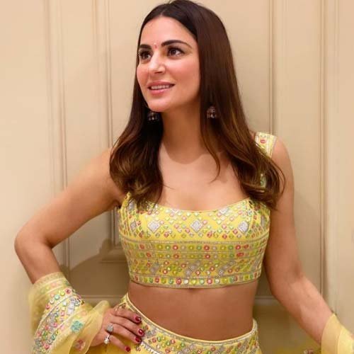 Shraddha Arya Height, Parents, Affairs, Husband Name, Age & Income - info Knocks